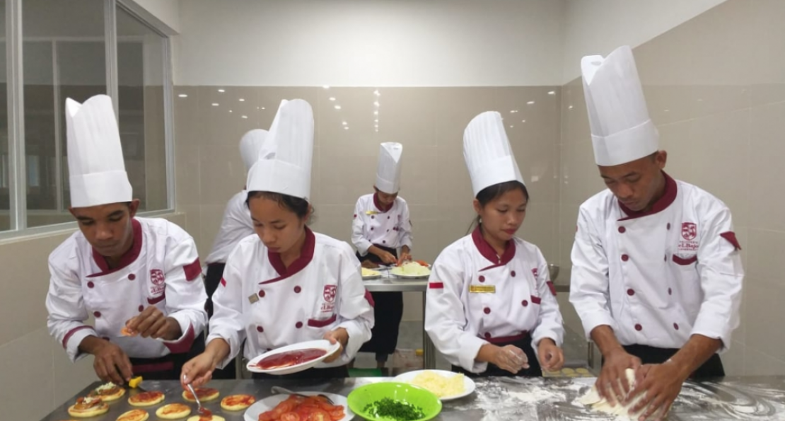 POLITEKNIK EL BAJO COMMODUS - D-III students in the Hospitality Study ...